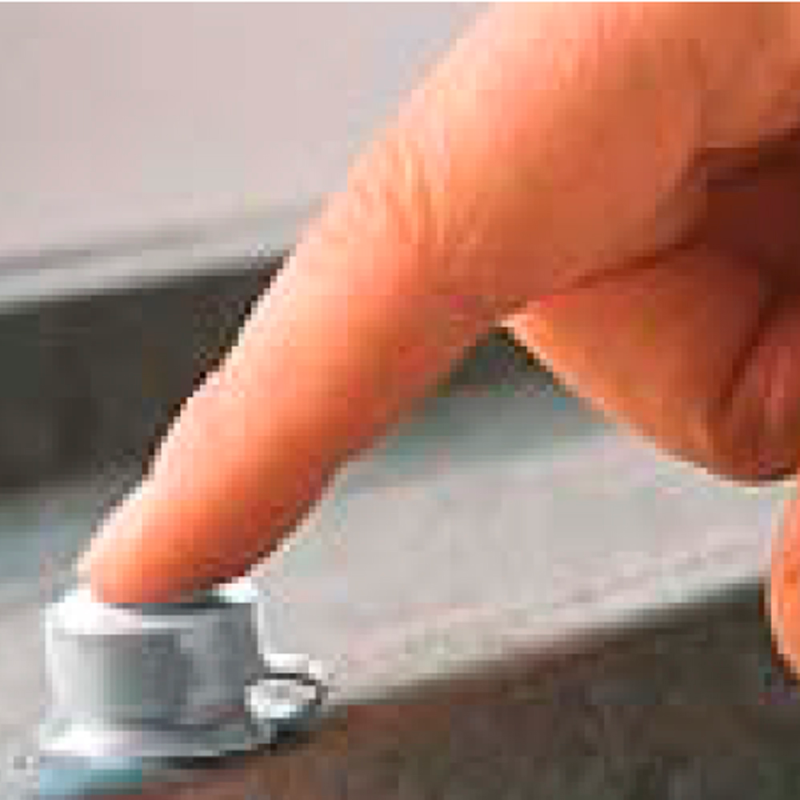 Covering cap for waterproofing facades and roofs